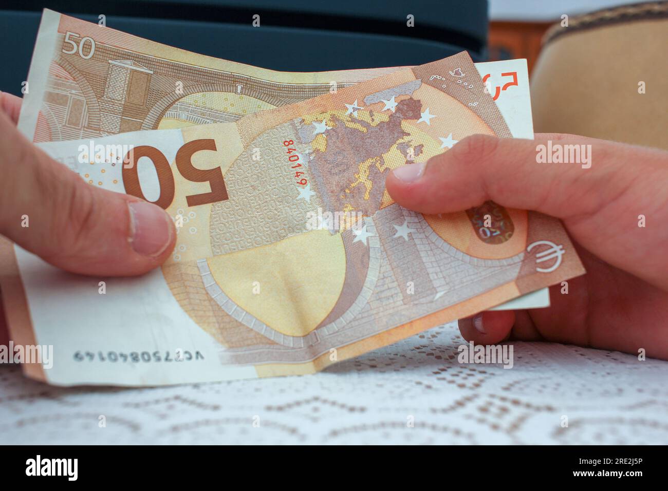 Giving bank notes hi-res stock photography and images - Alamy