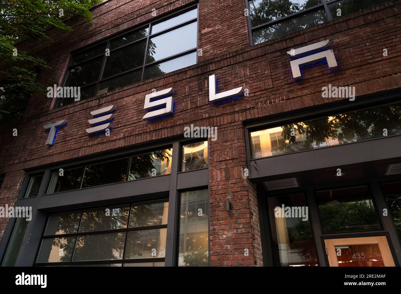 Seattle, USA. 20th July, 2023. South Lake Union Tesla Showroom Stock ...