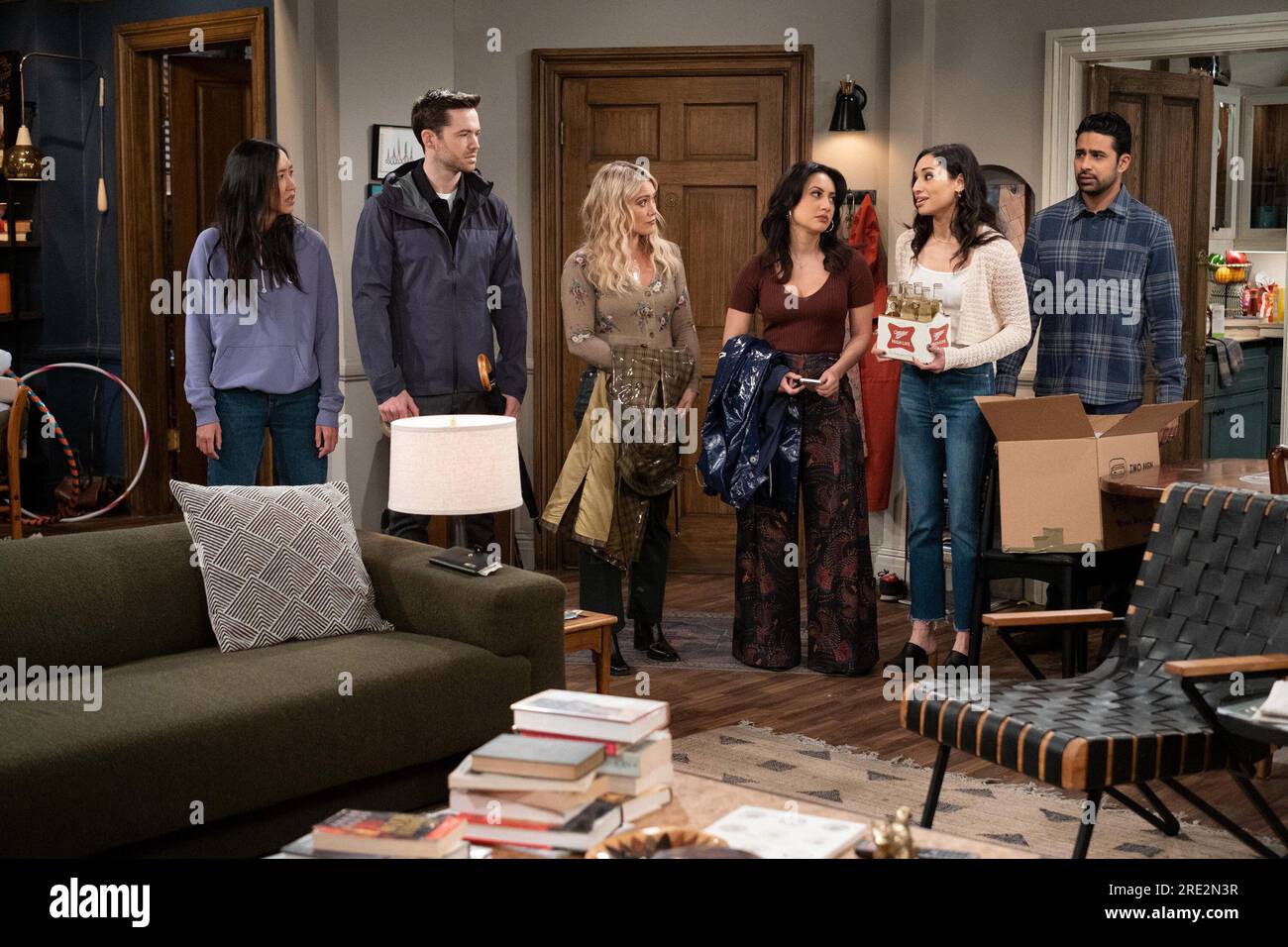 HOW I MET YOUR FATHER, from left: Tien Tran, Tom Ainsley, Hilary Duff ...