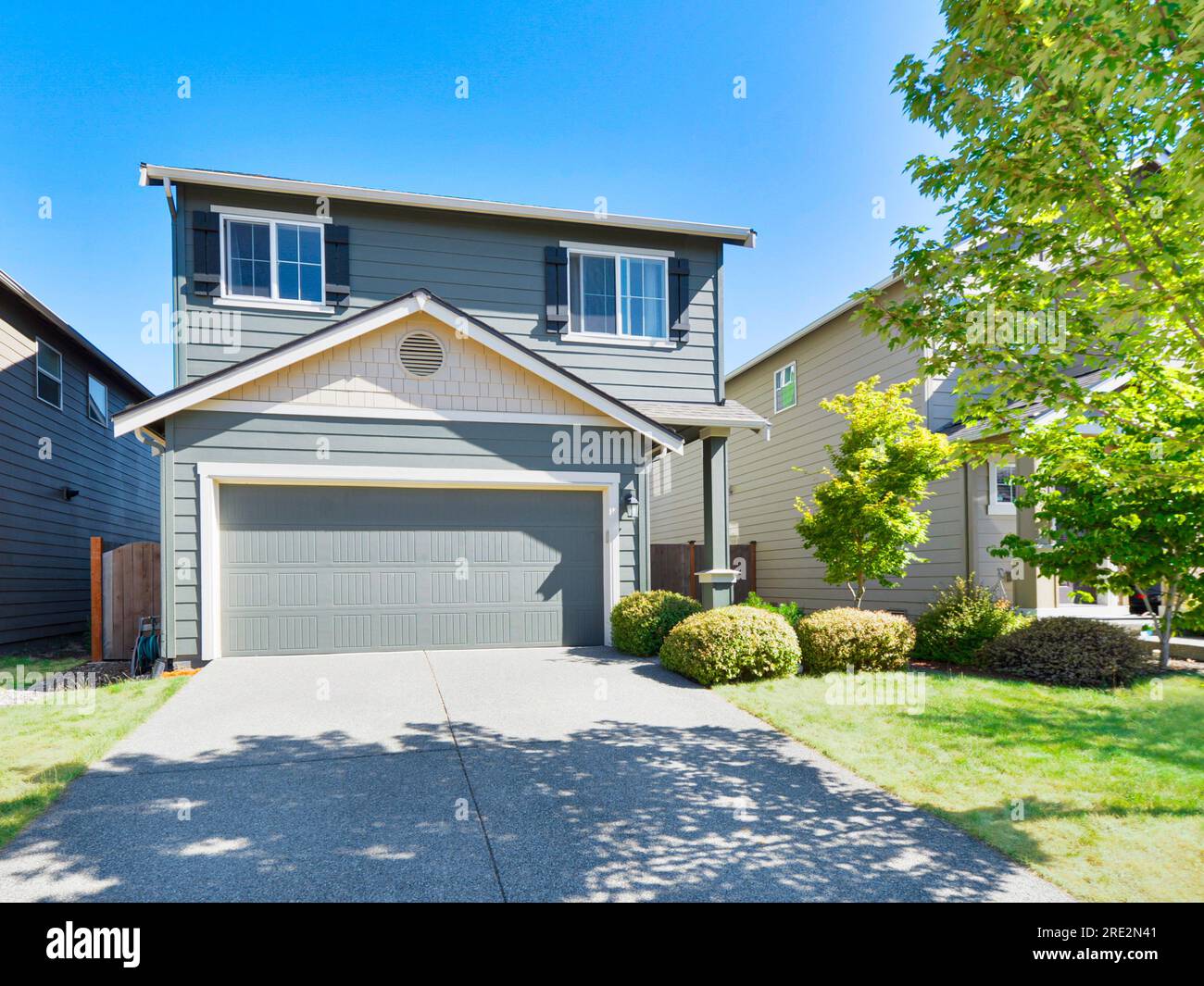 Entrance driveway modern building hi-res stock photography and images ...