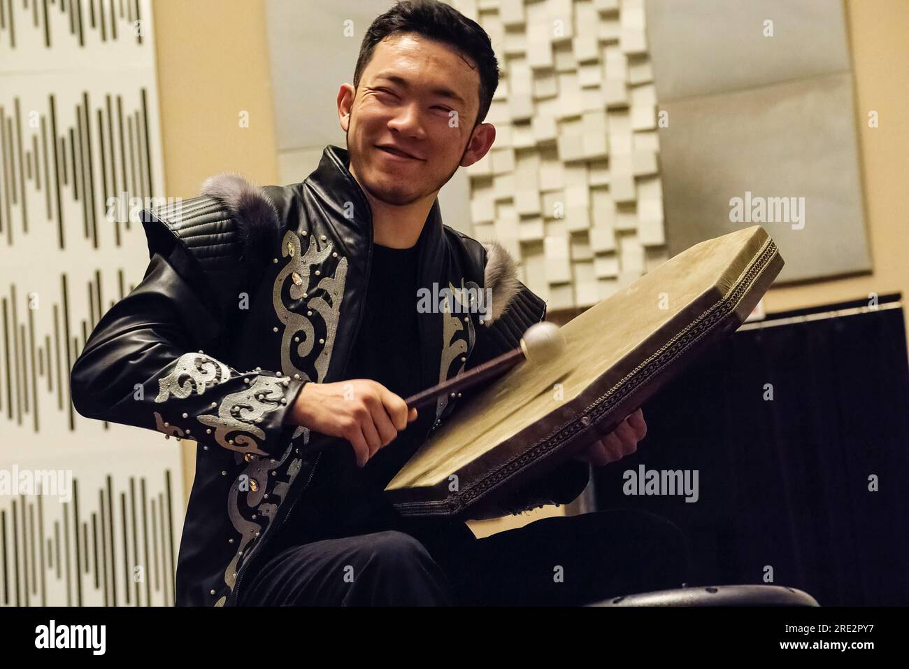 Man playing drum hi-res stock photography and images - Alamy