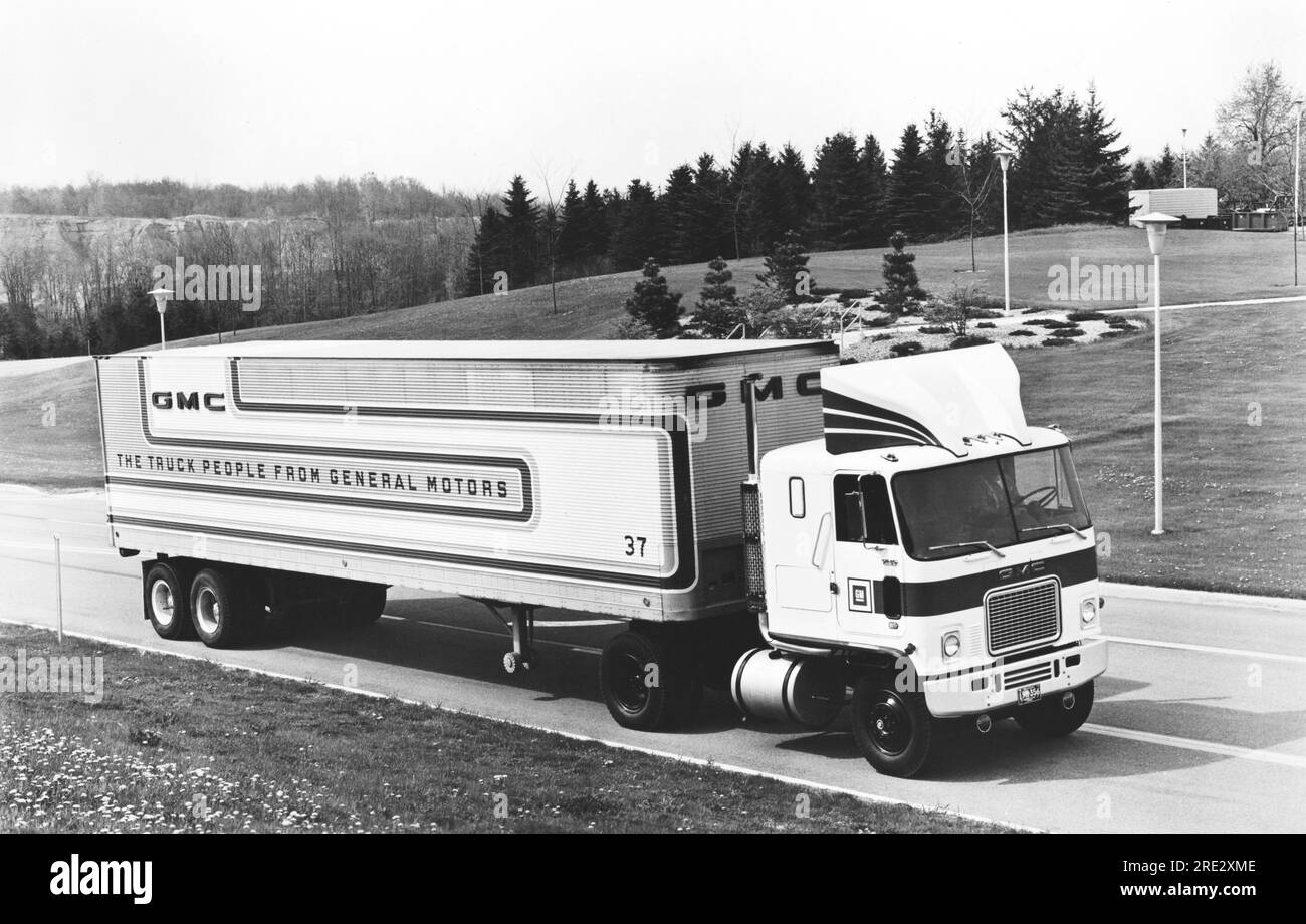 Pontiac, Michigan: 1975 A GMC Astro 95 highway tractor with the new ...