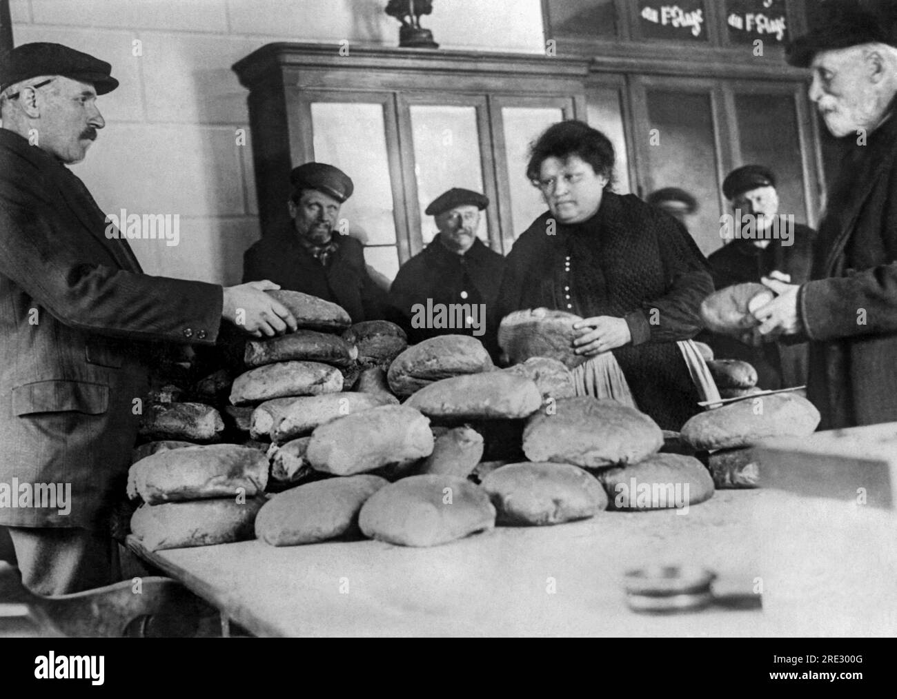 1920s consumerism hi-res stock photography and images - Alamy