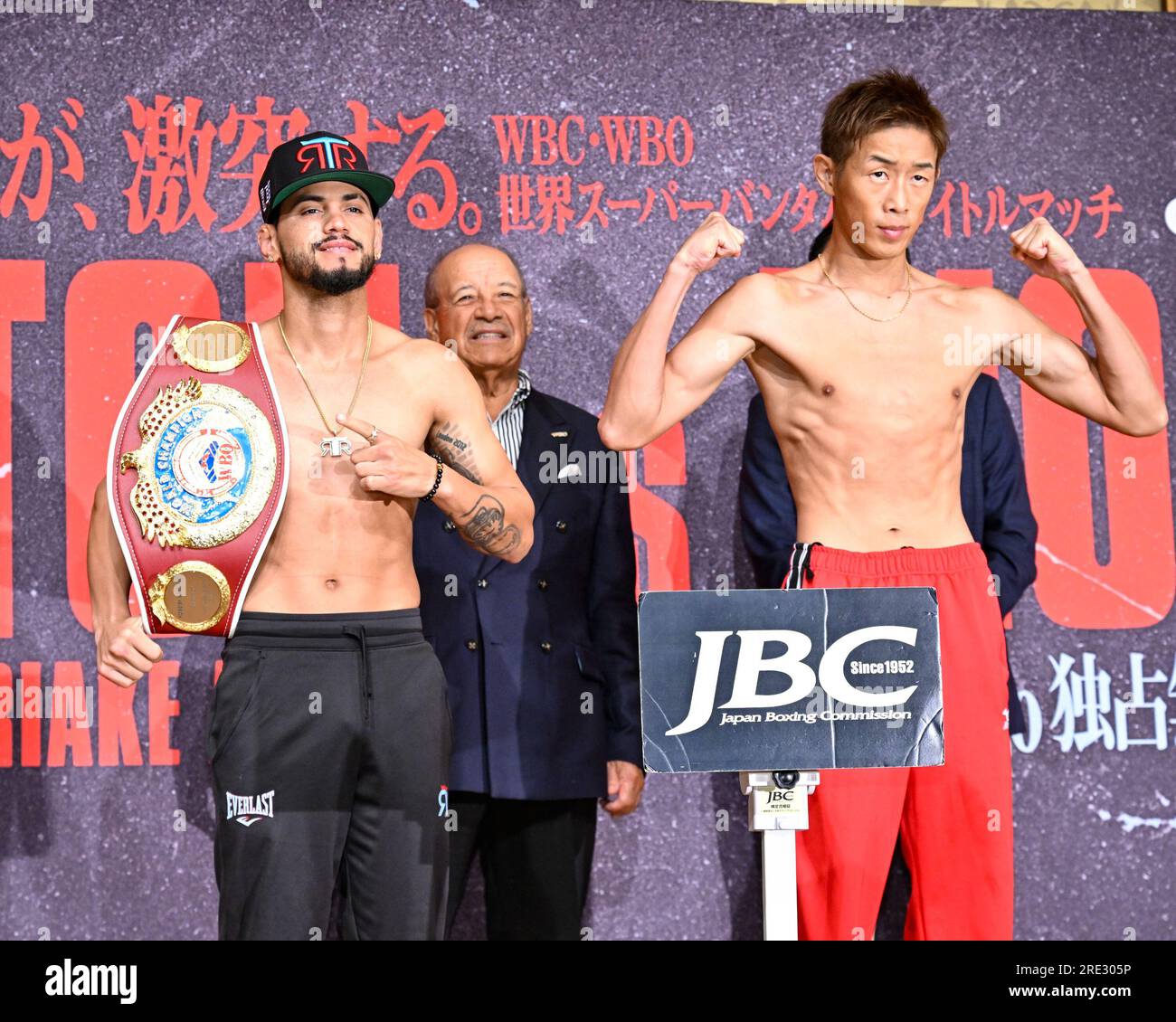 Champion Robeisy Ramirez (L) of Cuba and challenger Satoshi Shimizu of ...