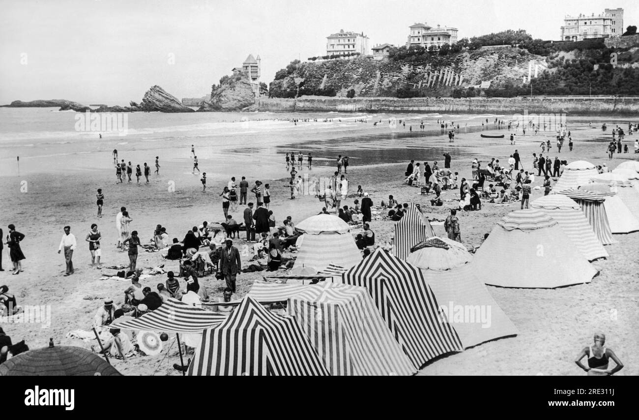 1920s beach umbrella hi-res stock photography and images - Alamy