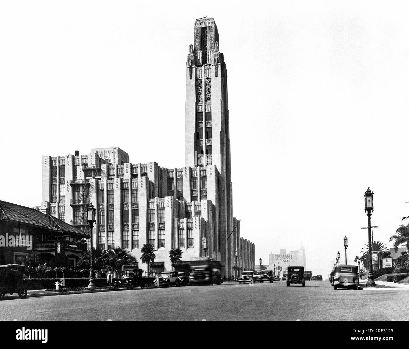 Los Angeles, California: c. 1930. Wilshire Boulevard with the art deco ...