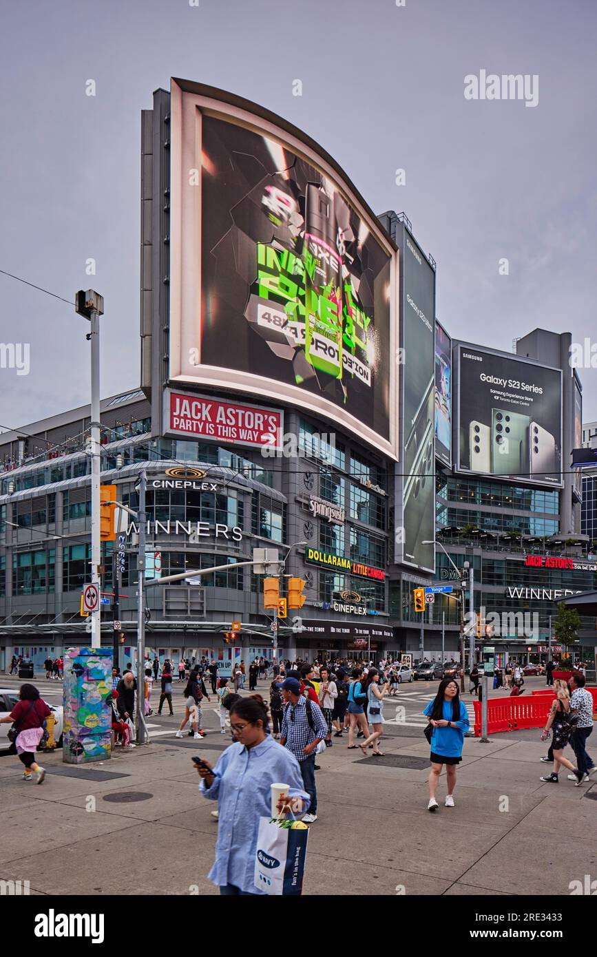 Yonge Dundas Square Toronto Stock Photo - Alamy