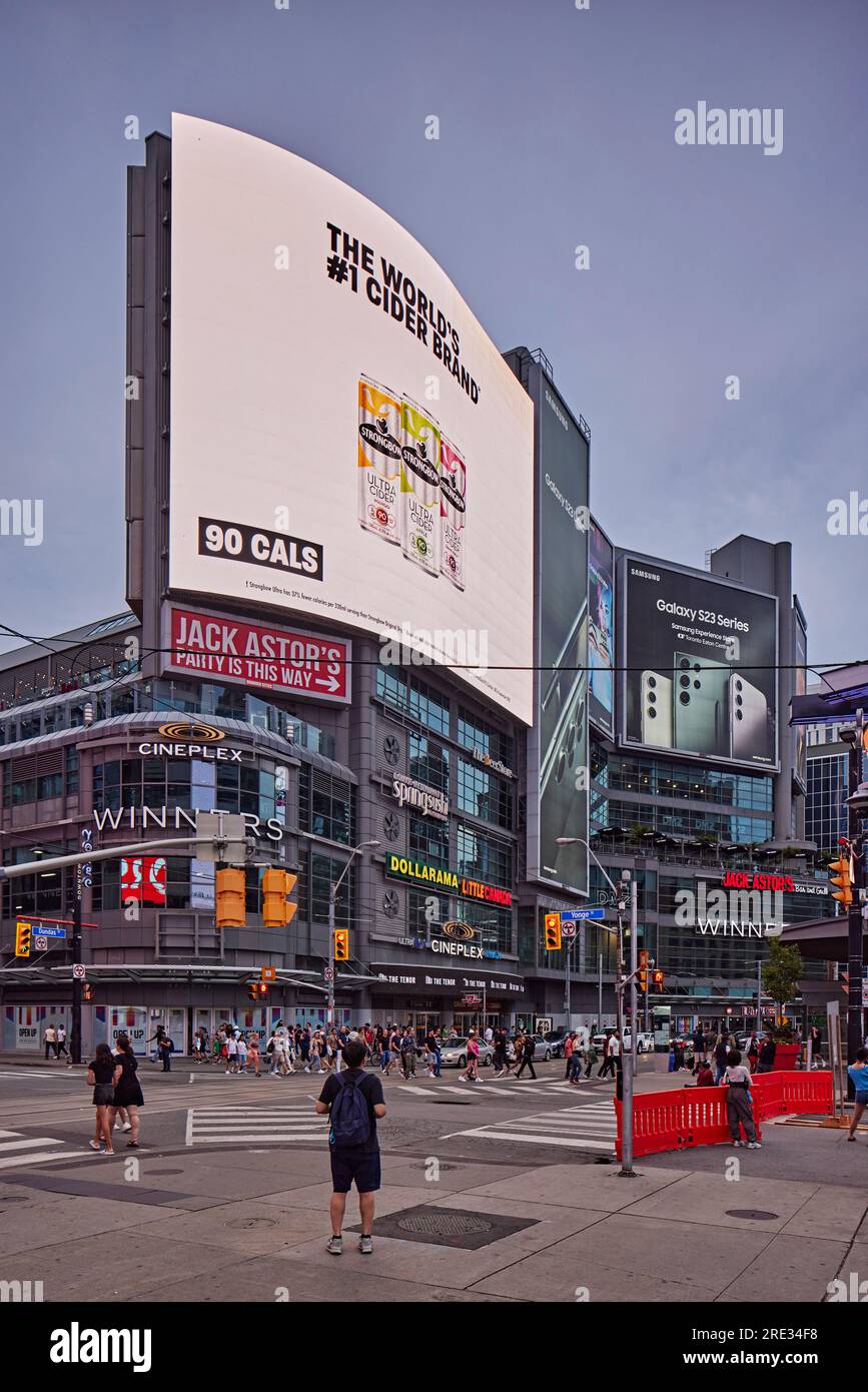 Yonge Dundas Square Toronto Stock Photo - Alamy
