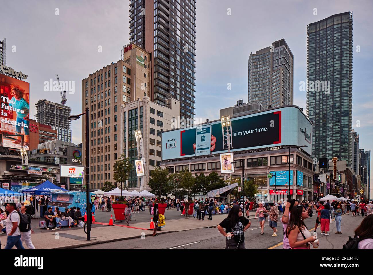 Yonge Dundas Square Toronto Stock Photo - Alamy