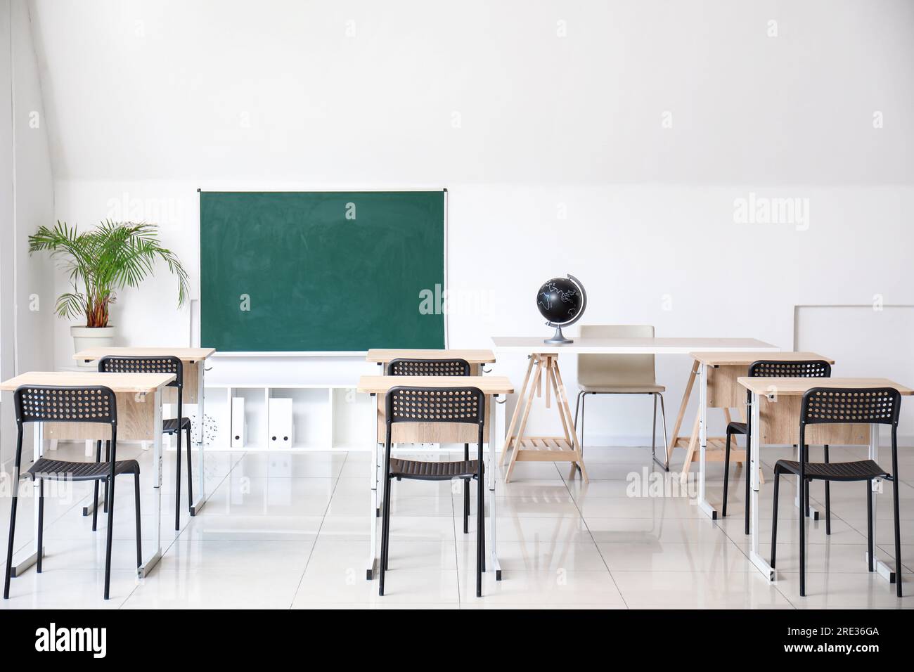 Interior of modern stylish empty classroom Stock Photo - Alamy