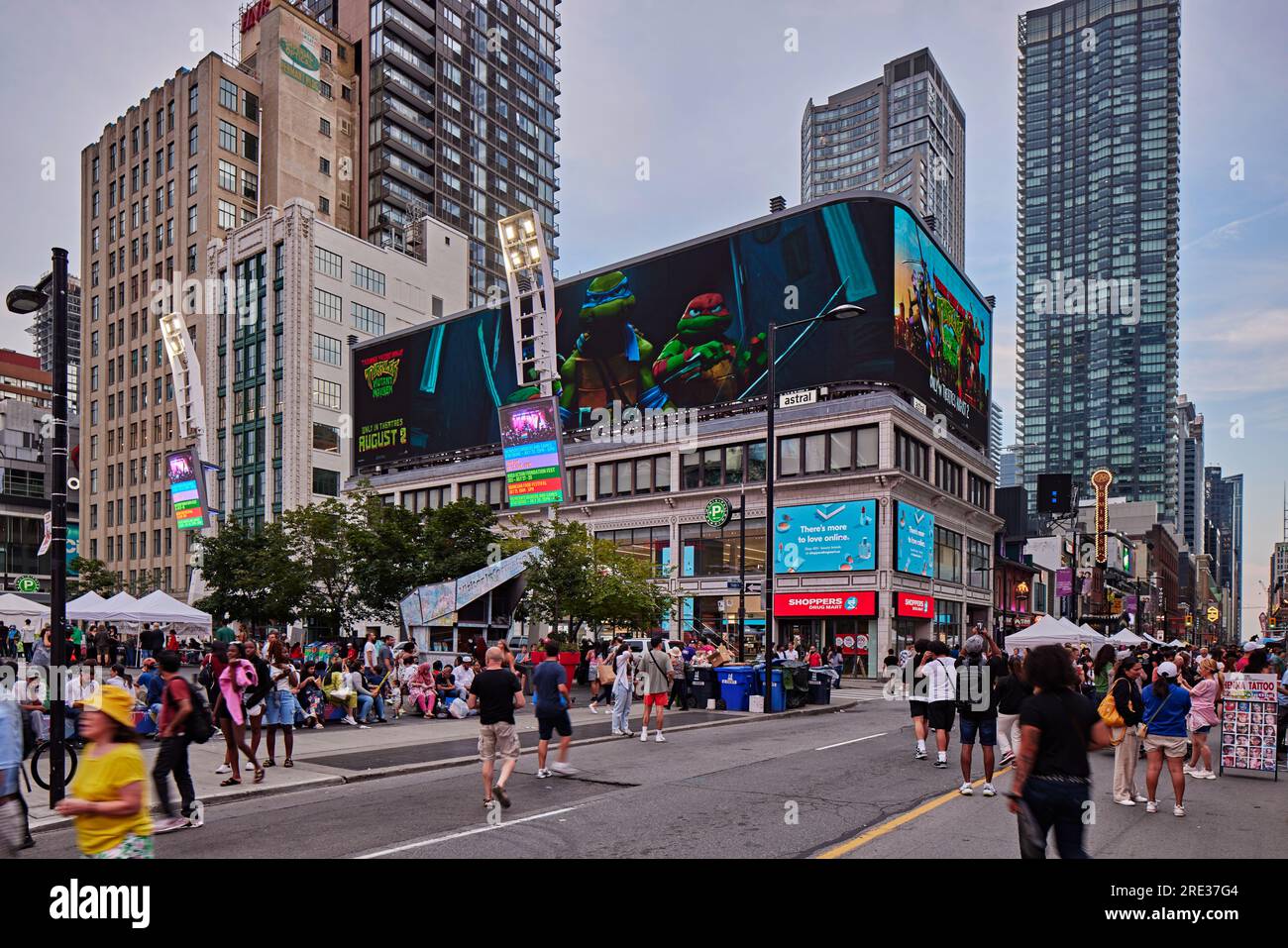 Toronto eaton center yonge street hi-res stock photography and images ...