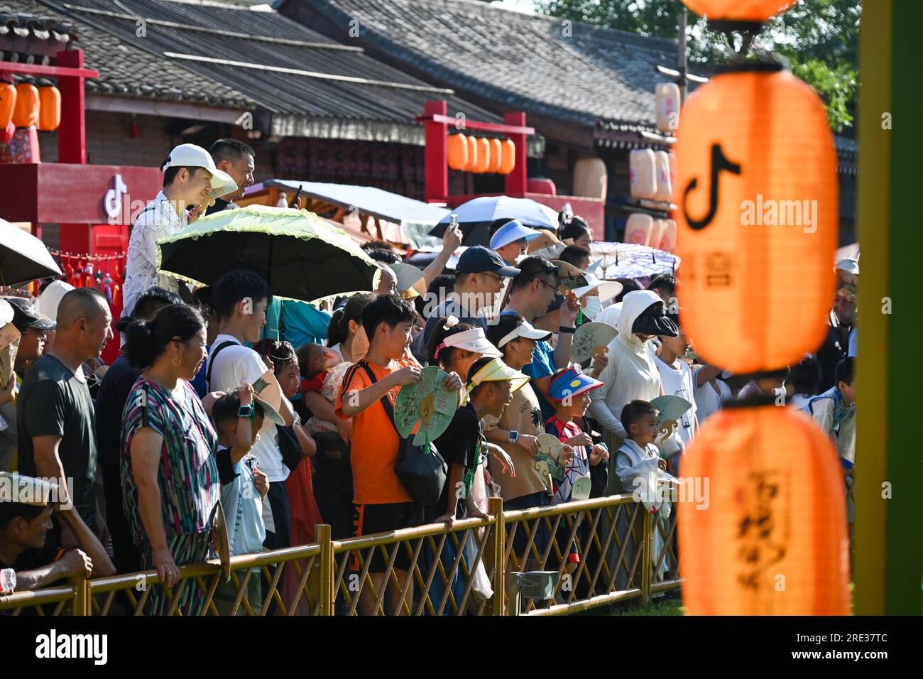People visit Tangcheng scenic spot in Xiangyang City, central China's ...
