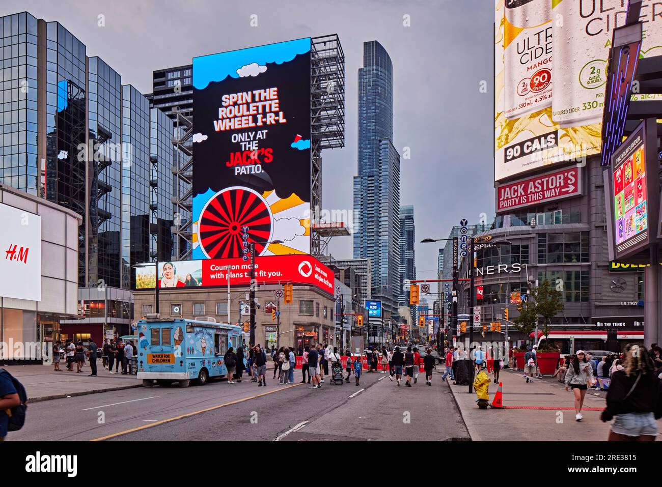 Yonge Dundas Square Toronto Stock Photo - Alamy