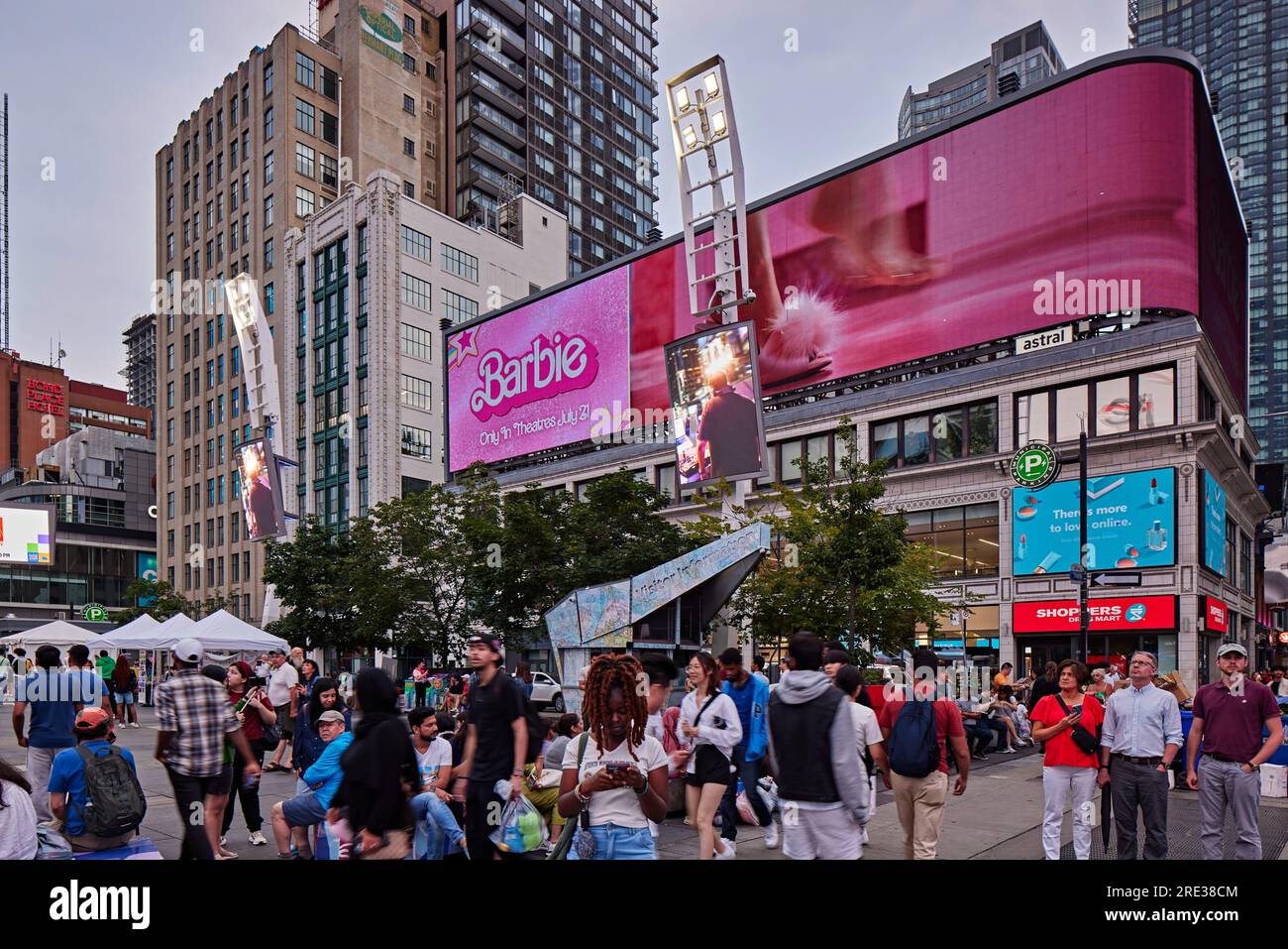 Yonge Dundas Square Toronto Stock Photo - Alamy