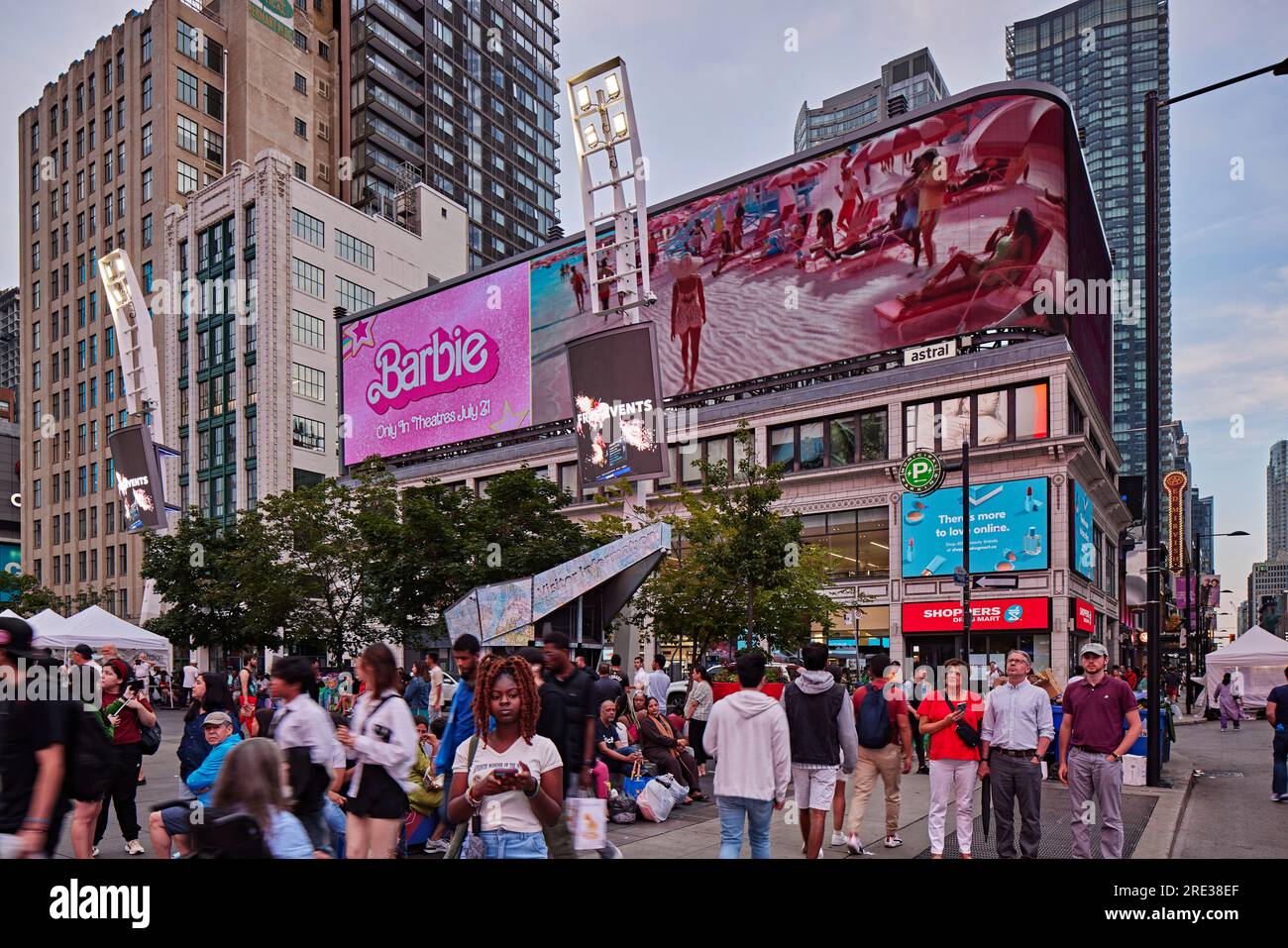 Yonge Dundas Square Toronto Stock Photo - Alamy