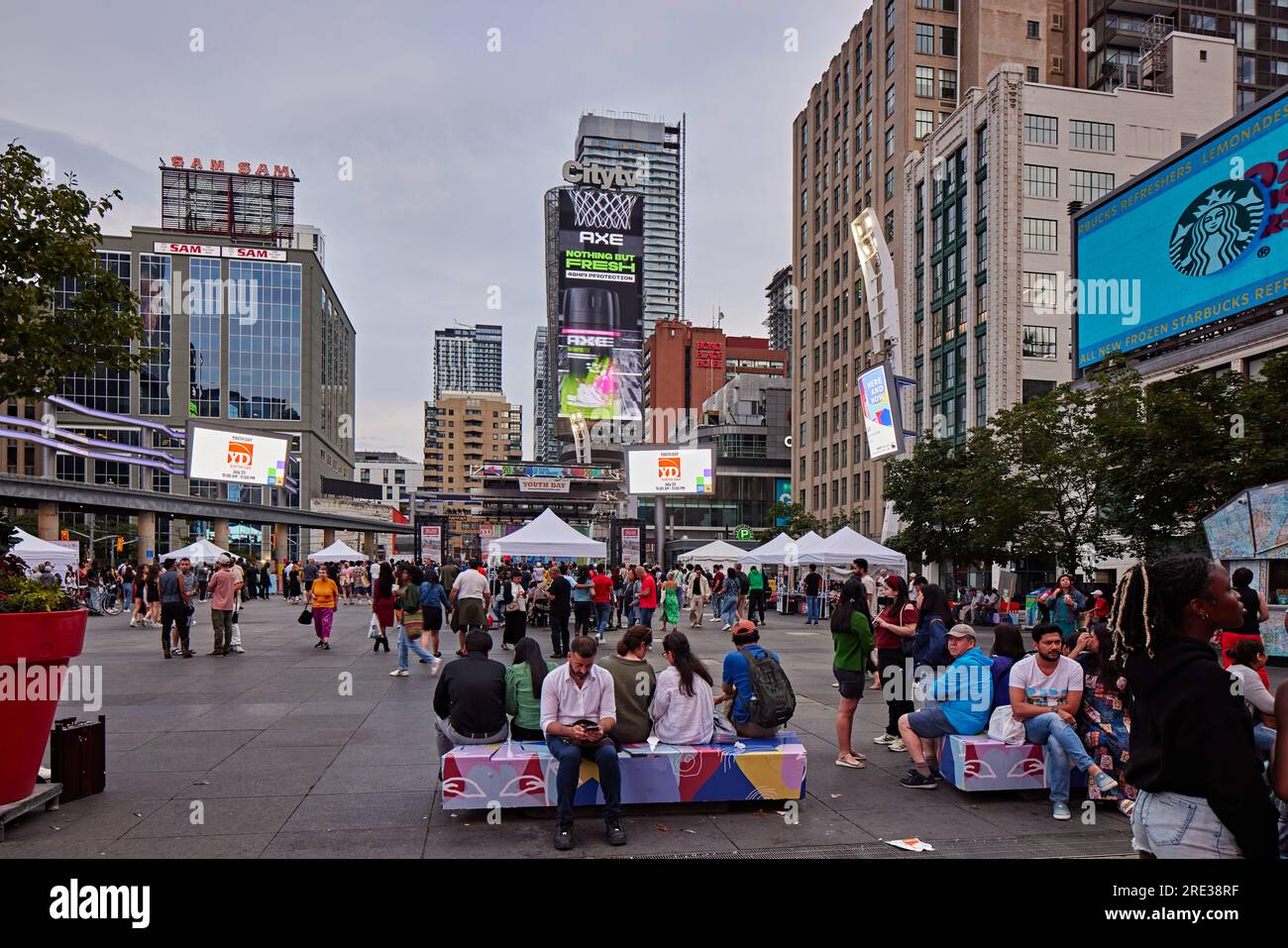 Yonge Dundas Square Toronto Stock Photo - Alamy