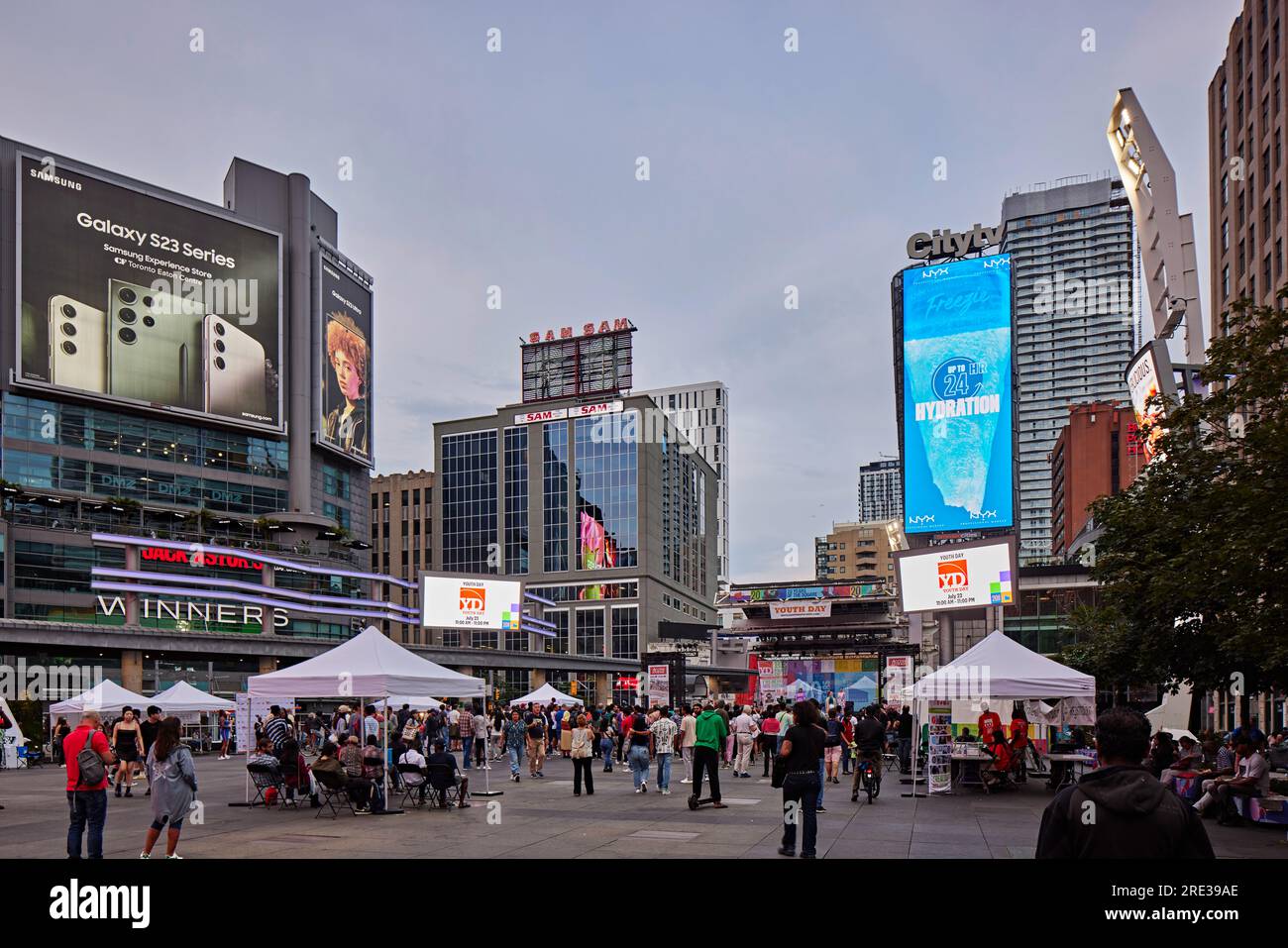 Yonge Dundas Square Toronto Stock Photo - Alamy