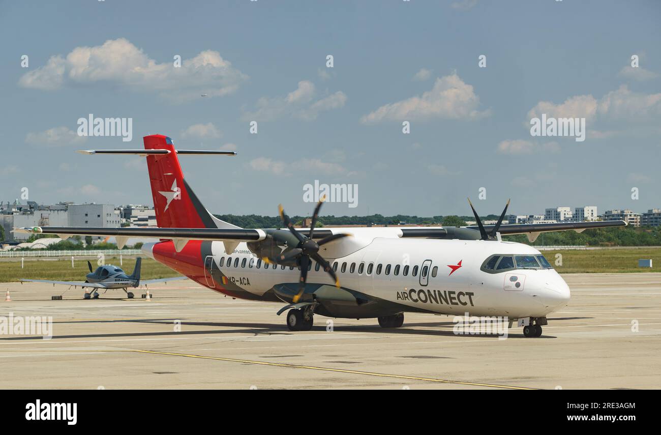 Airconnect aircraft hi-res stock photography and images - Alamy