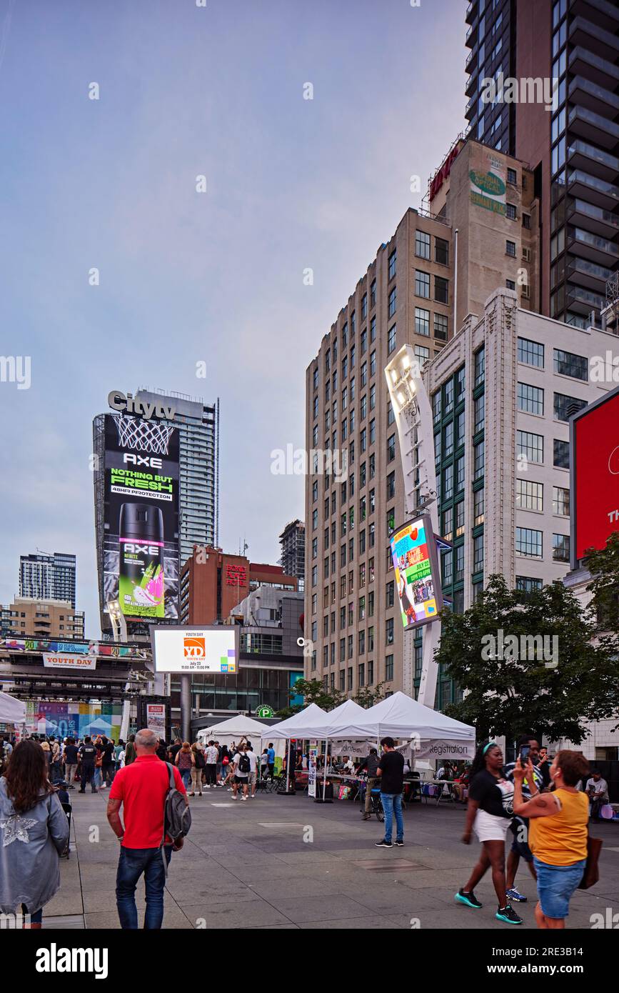 Yonge Dundas Square Toronto Stock Photo - Alamy