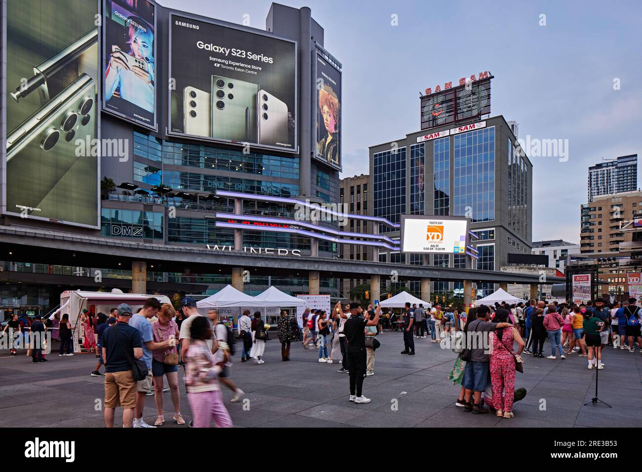 Yonge Dundas Square Toronto Stock Photo - Alamy