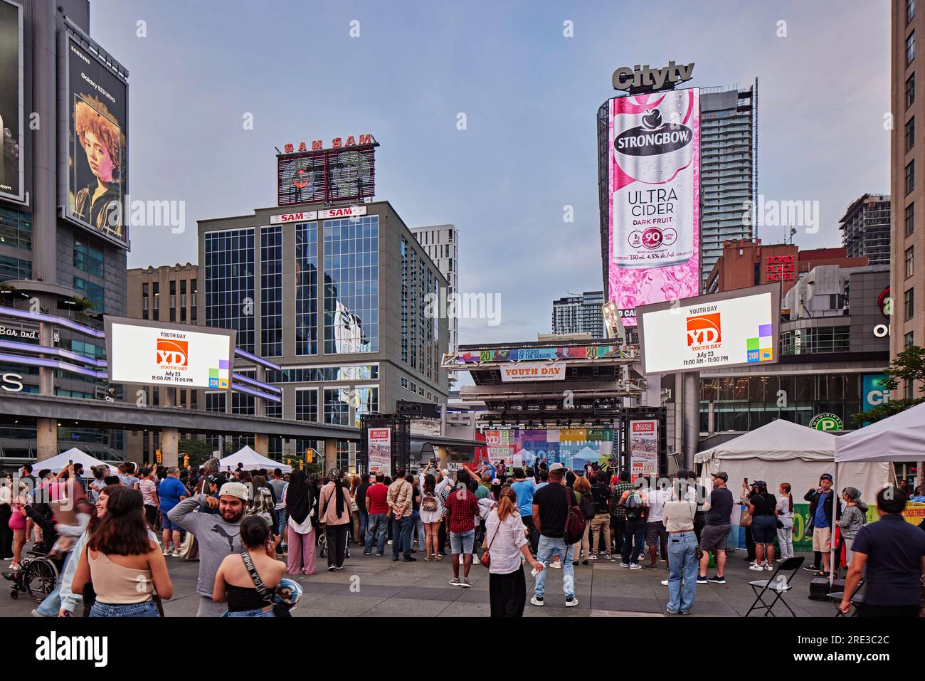 Yonge Dundas Square Toronto Stock Photo - Alamy