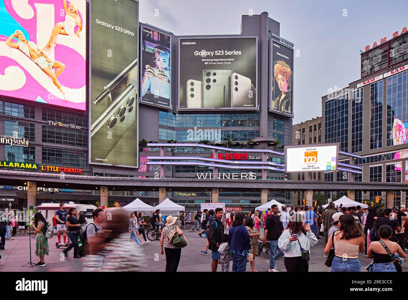 Yonge Dundas Square Toronto Stock Photo - Alamy