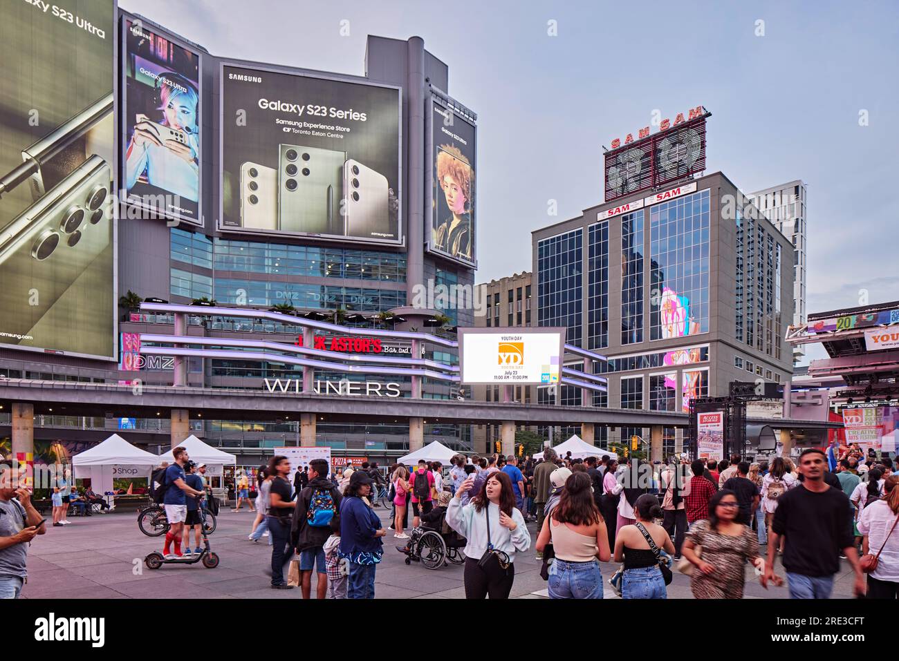 Yonge Dundas Square Toronto Stock Photo - Alamy