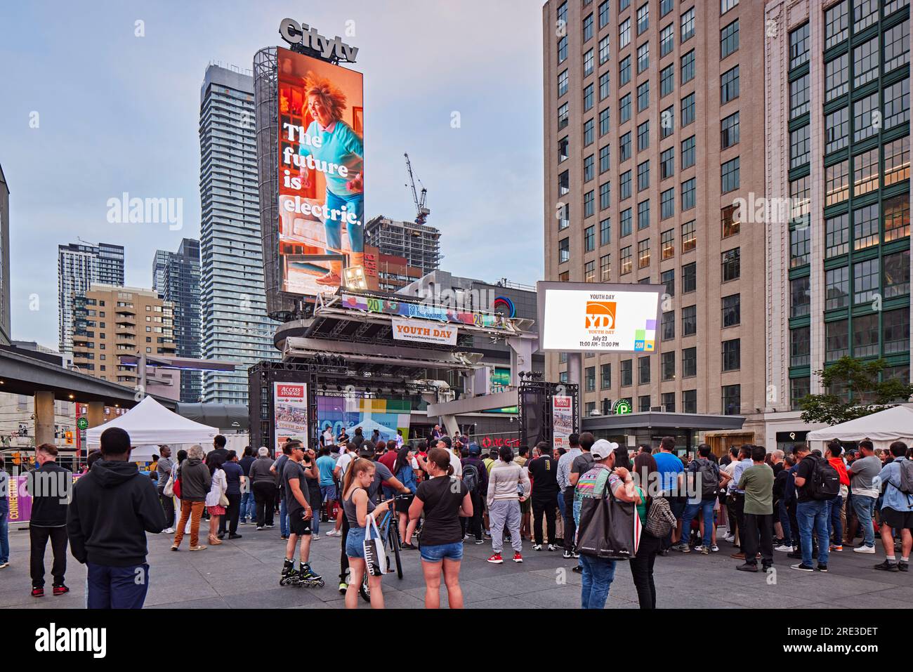 Yonge Dundas Square Toronto Stock Photo - Alamy