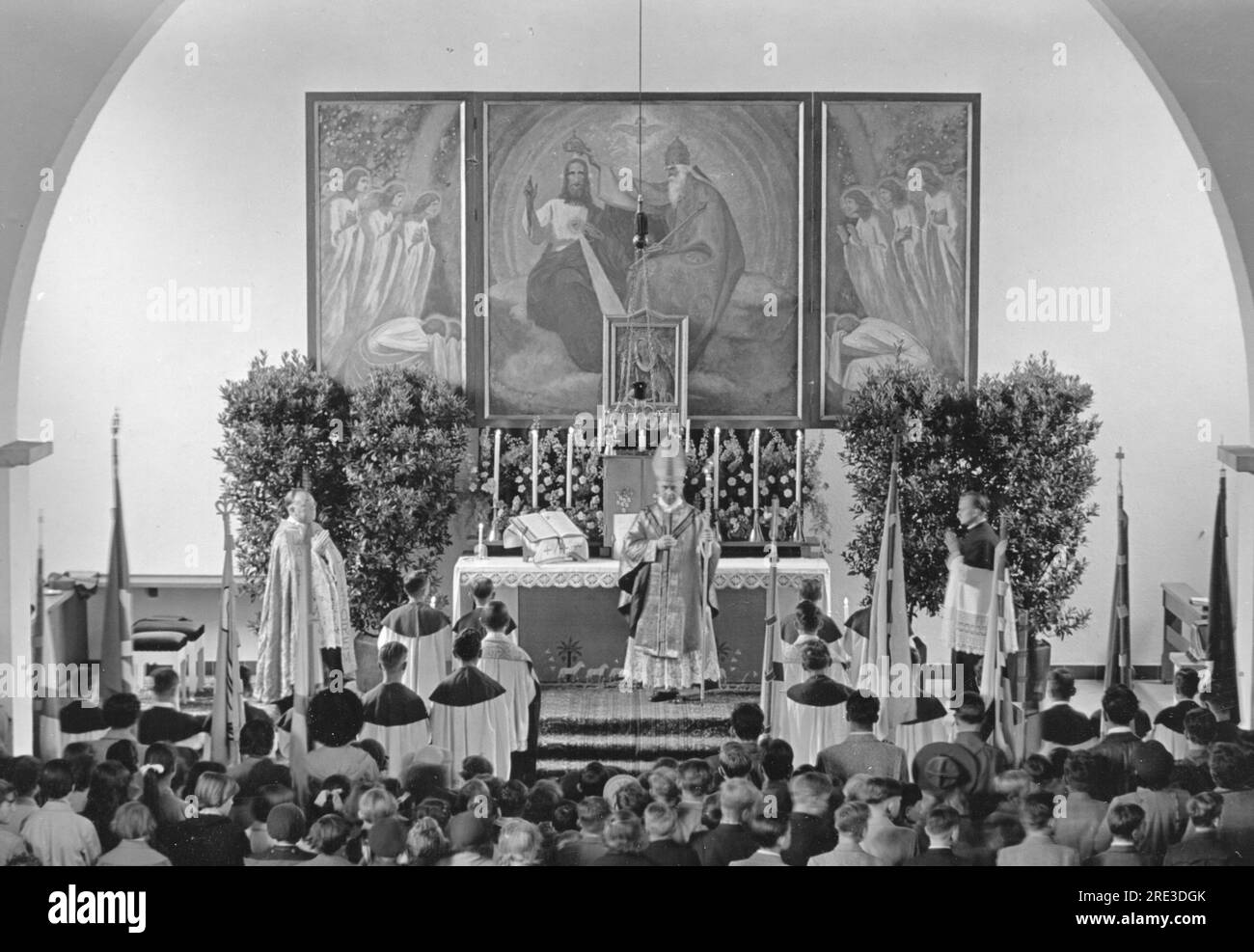 1950s catholic church service hi-res stock photography and images - Alamy