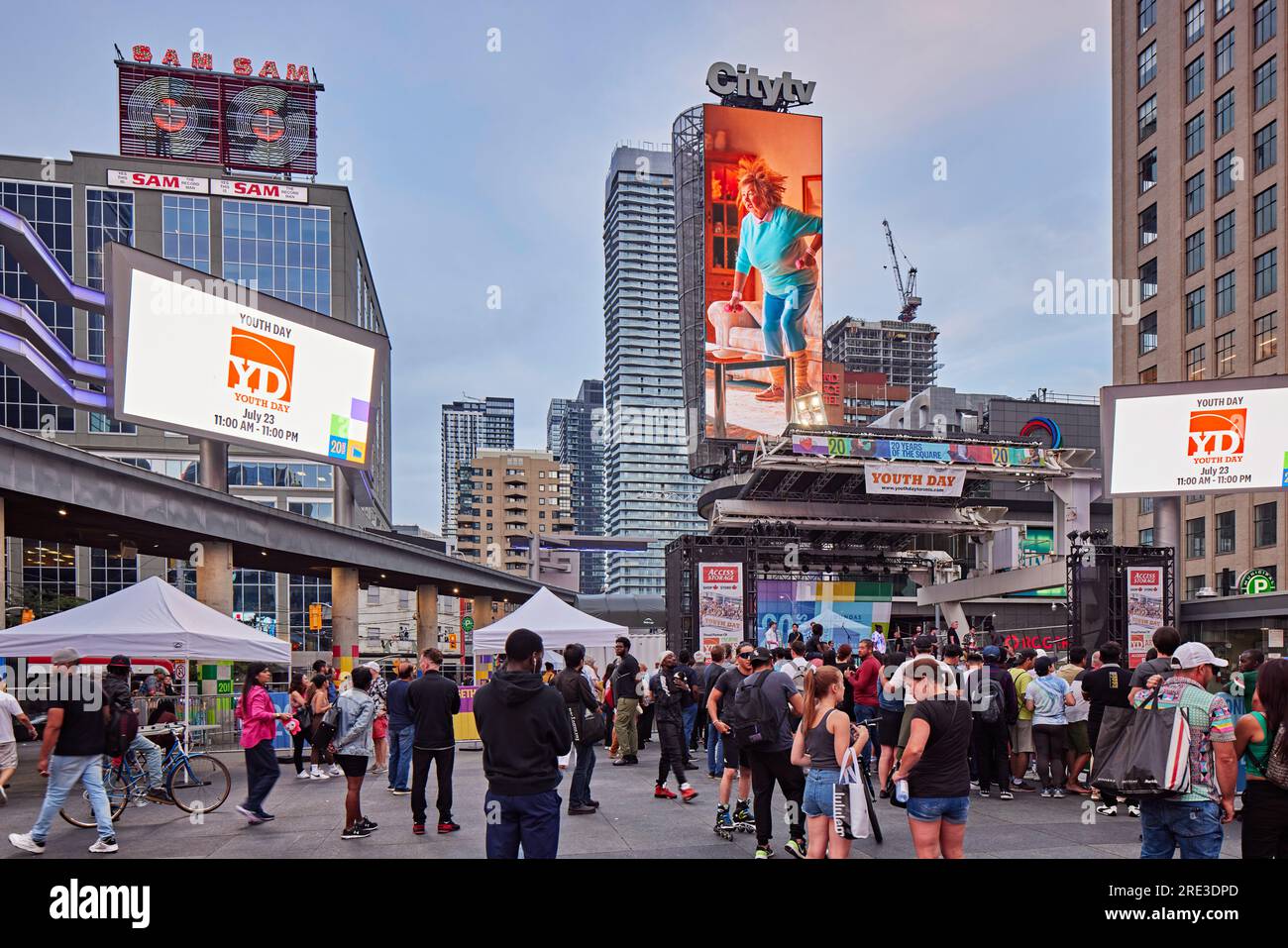 Yonge Dundas Square Toronto Stock Photo - Alamy