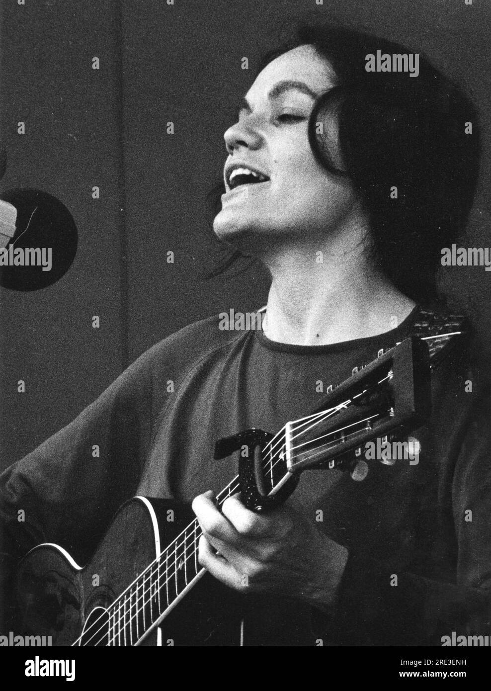 Folk singer 1960s hi-res stock photography and images - Alamy