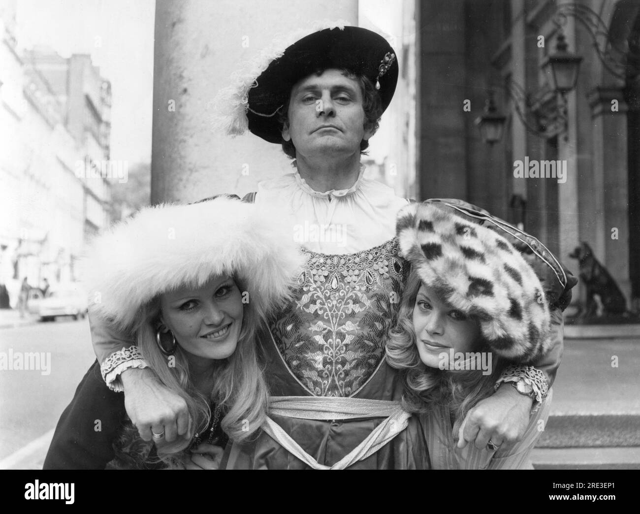 fashion, headpiece, berets, Ireyna with a beret of Arctic fox (left ...