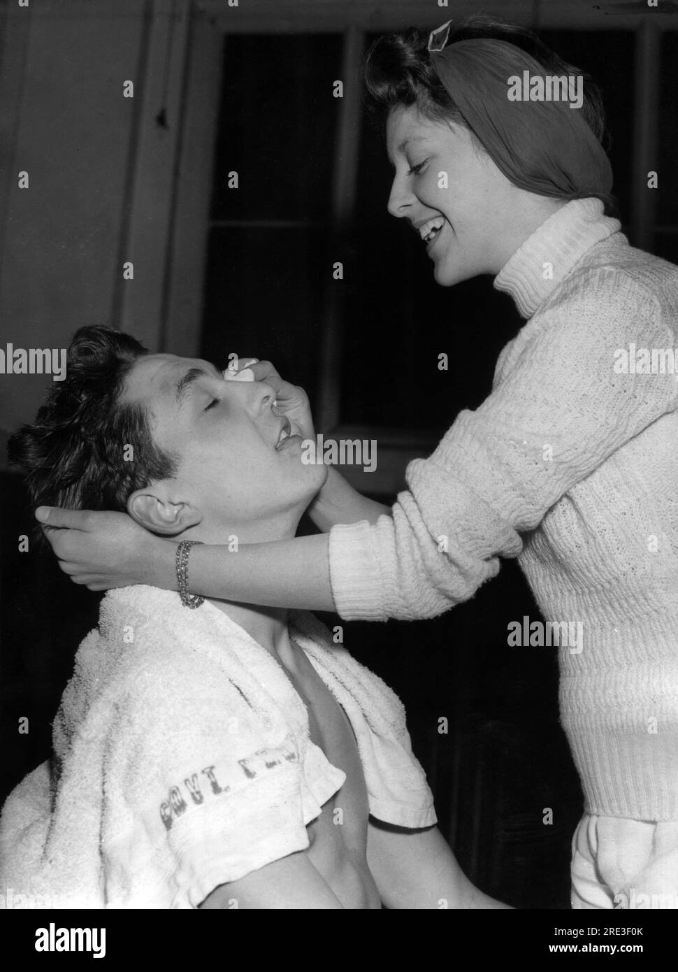wild, Ron, * 7.2.1936, English boxer, with sparring partner and fiance ...