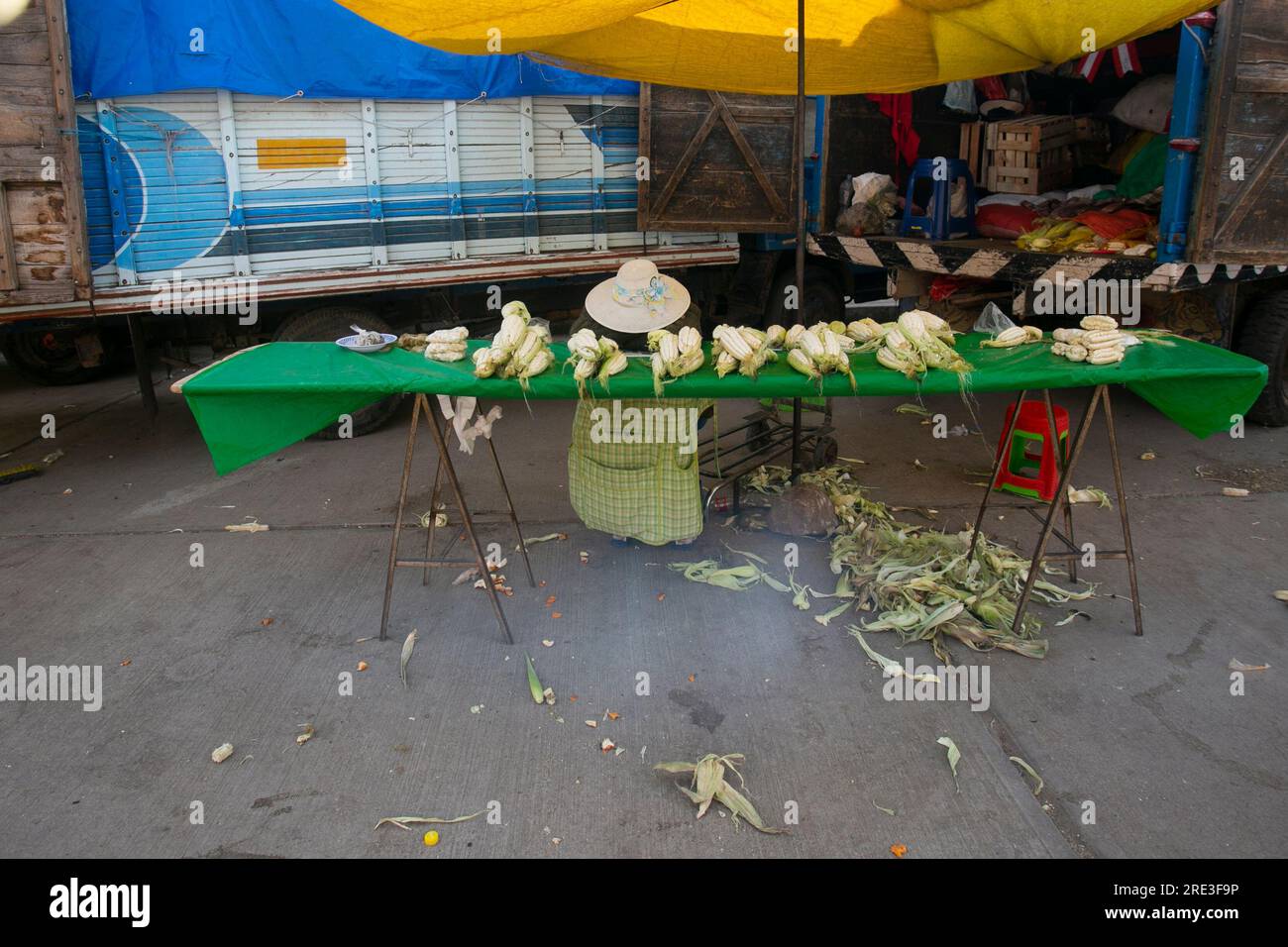 Vendor of ears of corn on a street in the city of Puno in Peru Stock ...