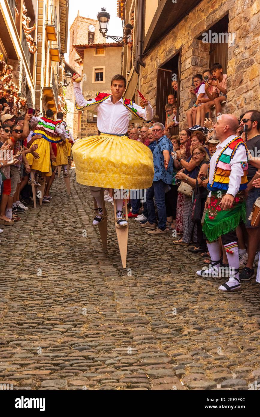 Danza de los zancos de anguiano hi-res stock photography and images - Alamy
