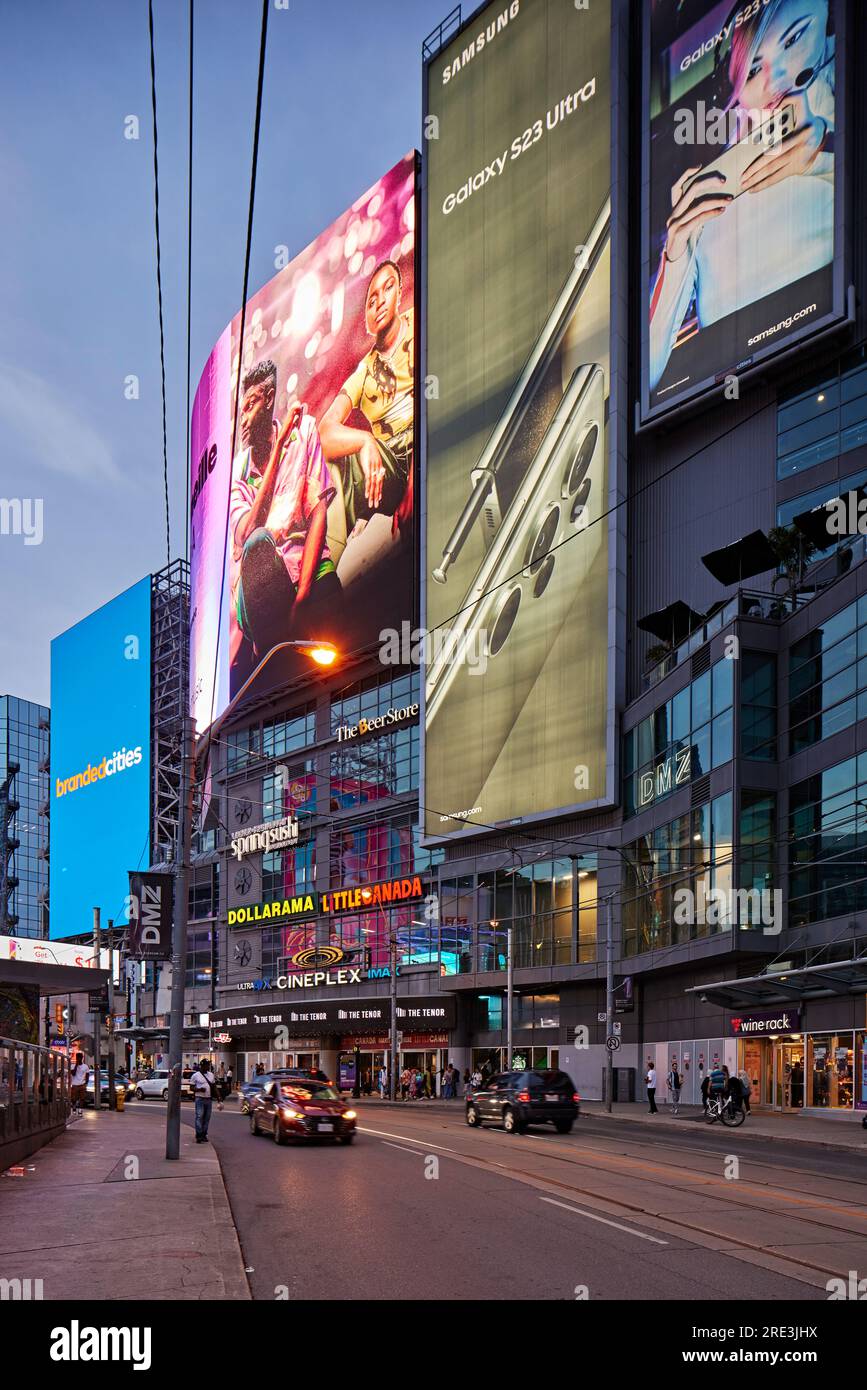 Yonge Dundas Square Toronto Stock Photo - Alamy