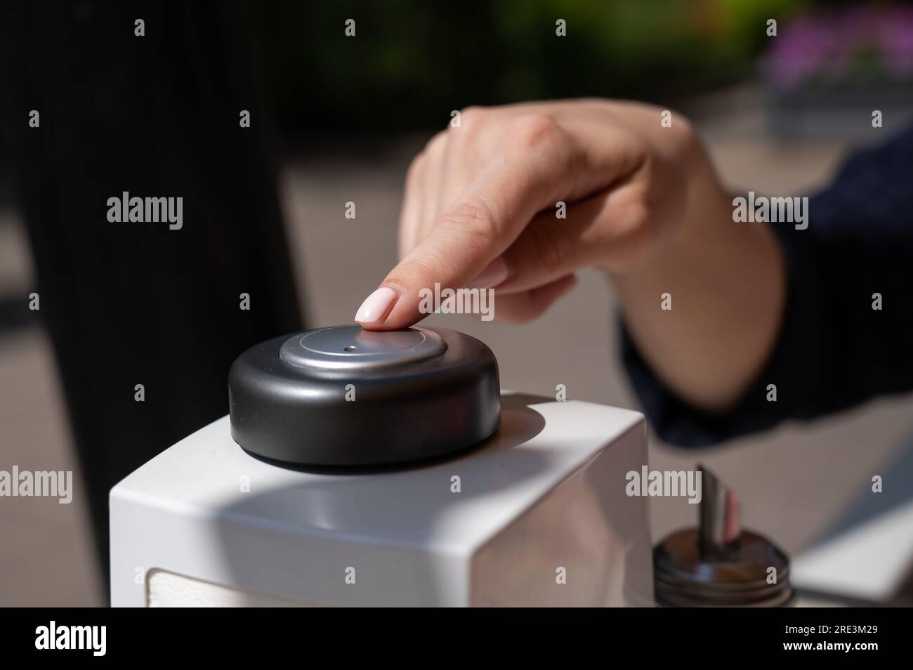 Restaurant signal waiter hi-res stock photography and images - Alamy
