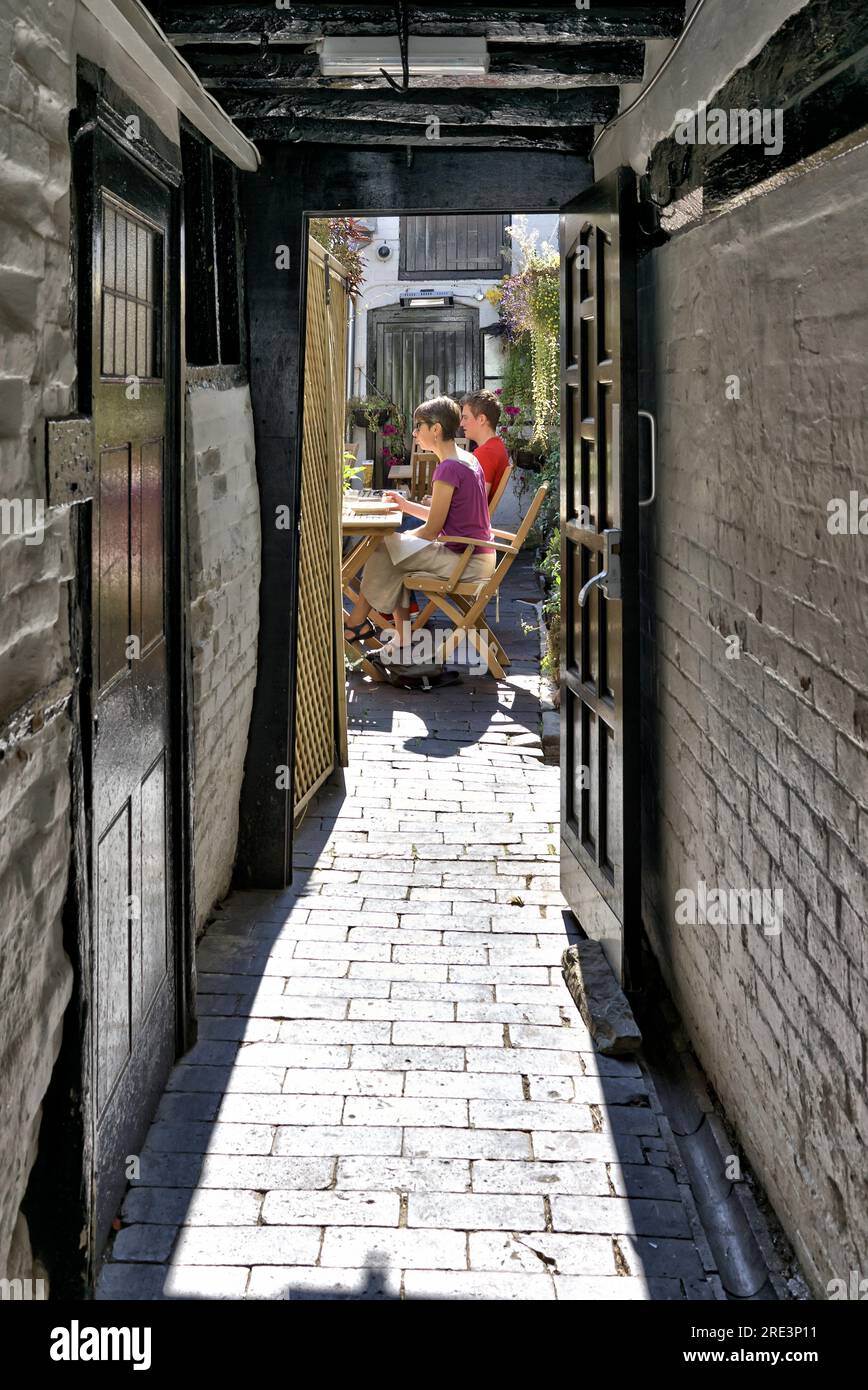 Cobblestone alleys uk hi-res stock photography and images - Alamy