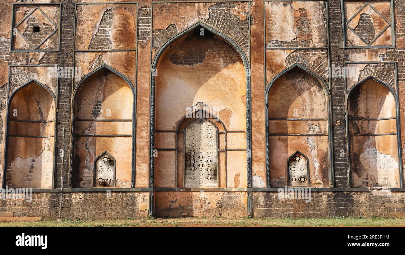 Indo Islamic Architecture on the Tomb of Allaudin Shah II. Bahmani ...