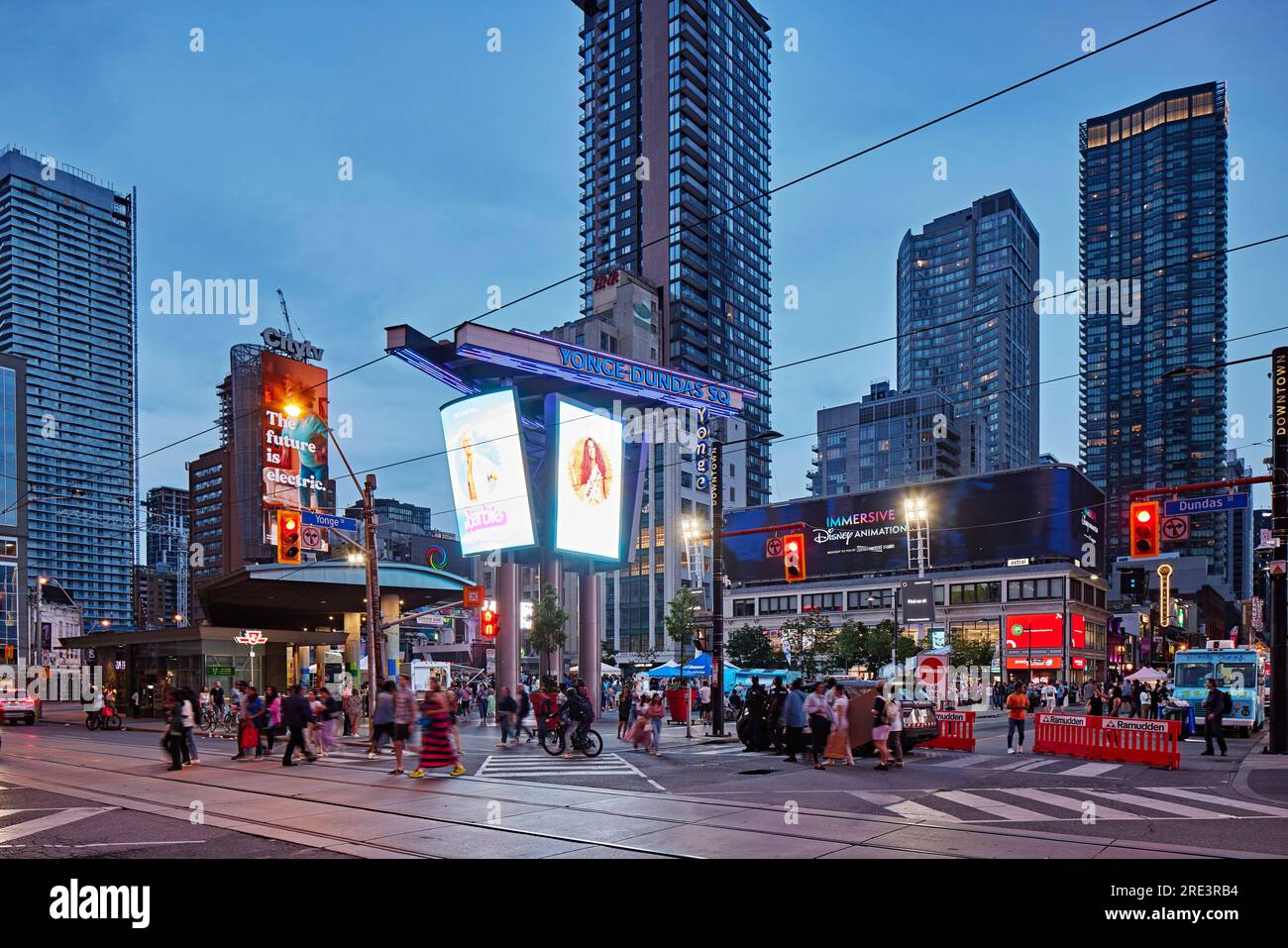 Yonge Dundas Square Toronto Stock Photo - Alamy