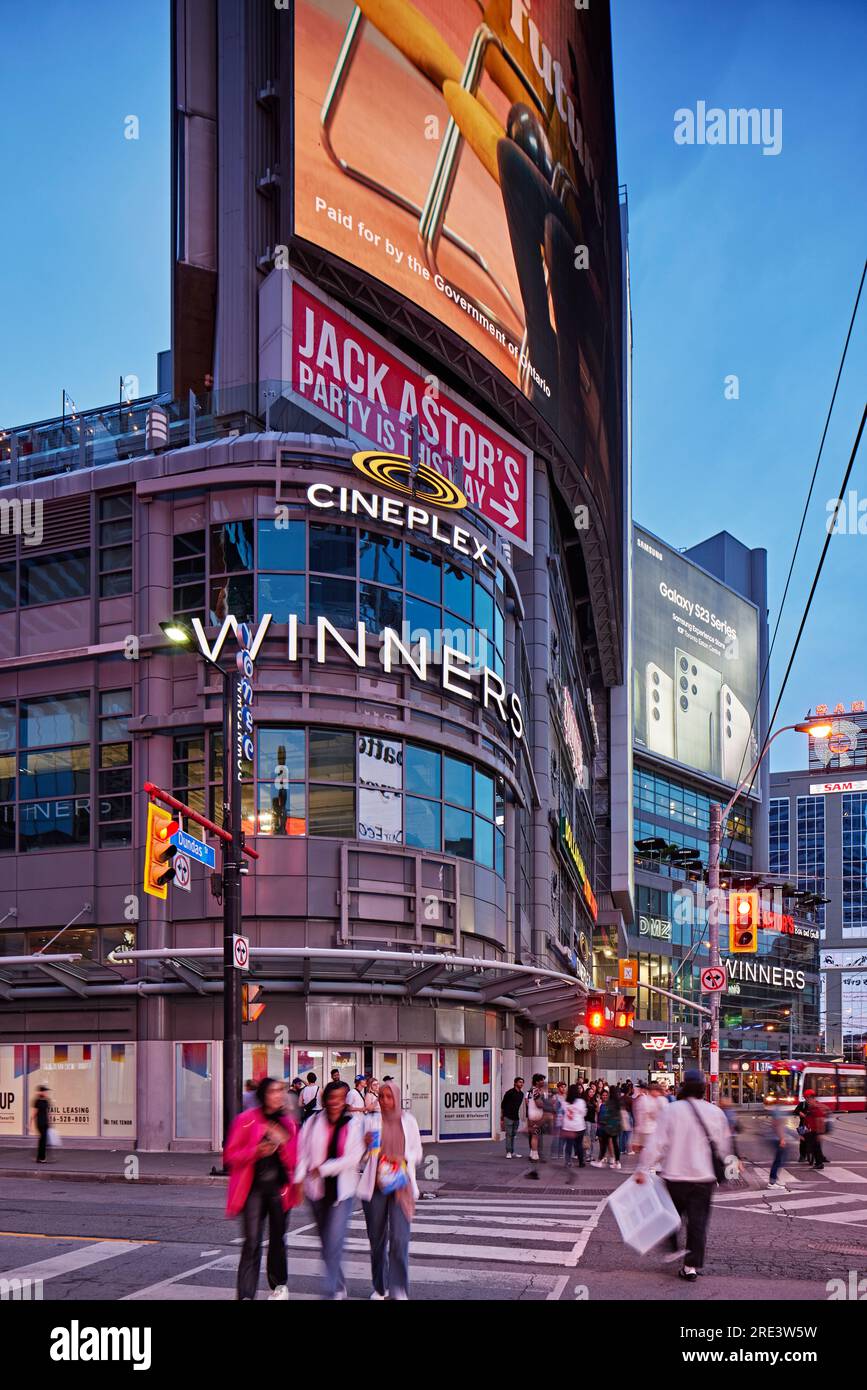 Yonge Dundas Square Toronto Stock Photo - Alamy