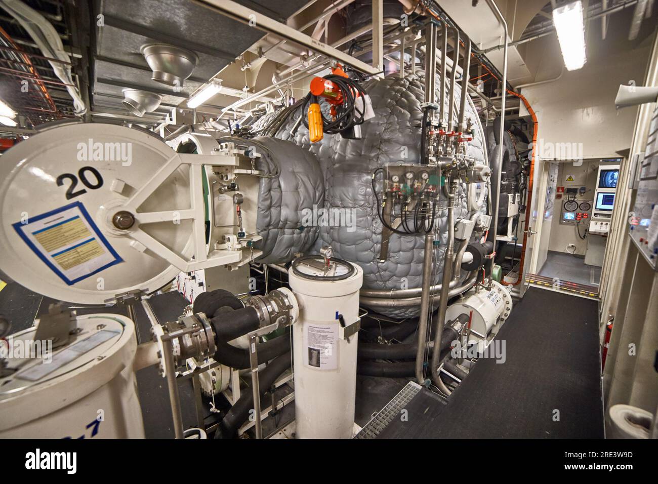 Hyperbaric chamber pressure control hi-res stock photography and images ...