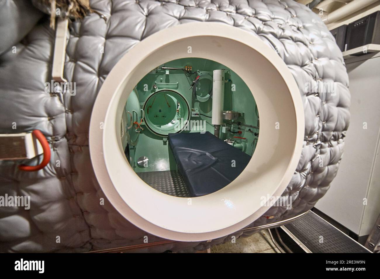 Divers decompression recompression chamber view from outside Stock ...