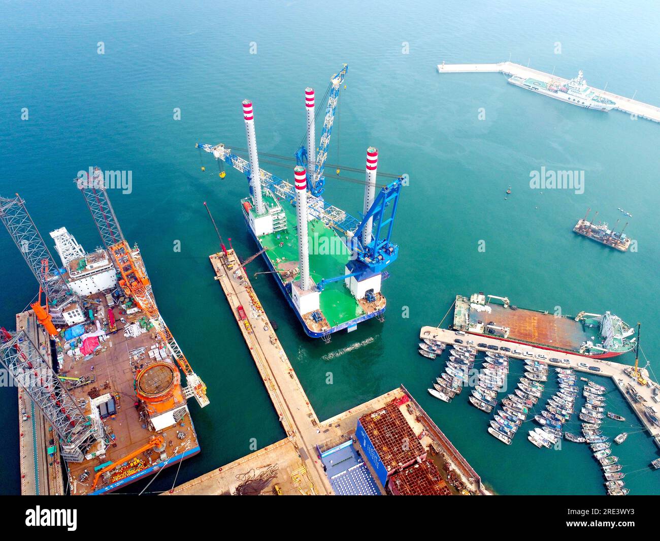 The 1,200-ton jack-up offshore wind power installation platform "Huaxia ...