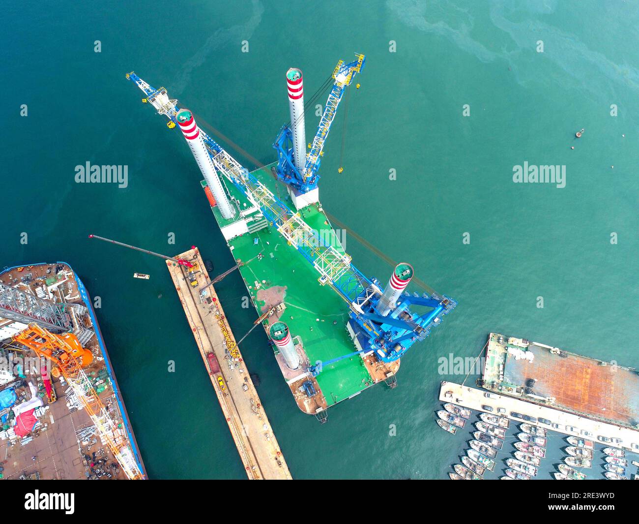 The 1,200-ton jack-up offshore wind power installation platform "Huaxia Jinrent Shenda 01" built ...