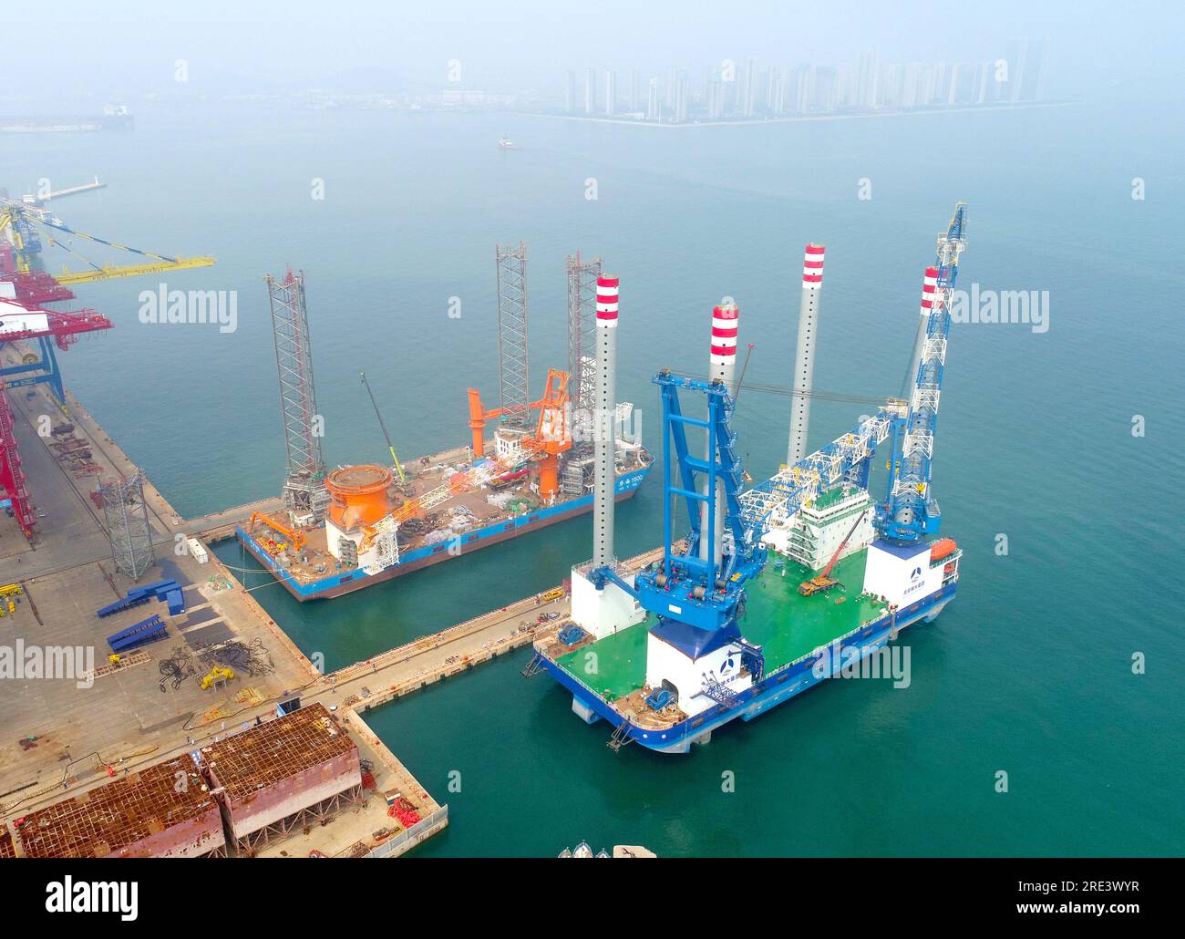 The 1,200-ton jack-up offshore wind power installation platform "Huaxia ...