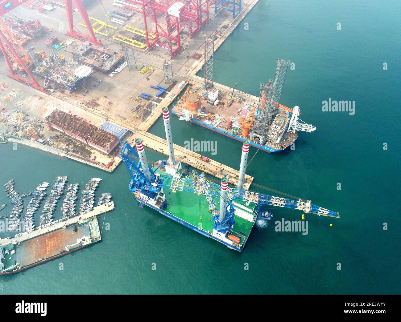 The 1,200-ton jack-up offshore wind power installation platform "Huaxia ...