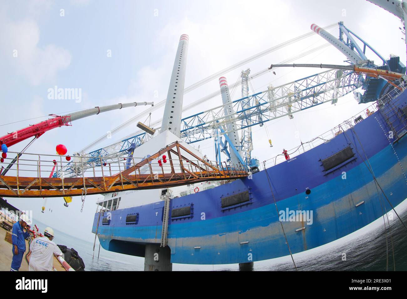 The 1,200-ton jack-up offshore wind power installation platform "Huaxia ...