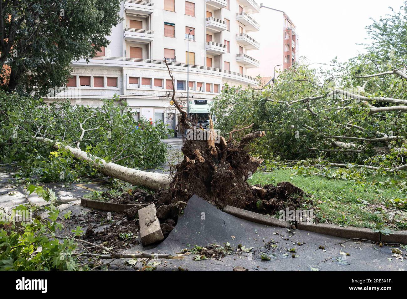MILAN - Cloudburst, thunderstorm, bad weather in Milan during the night ...