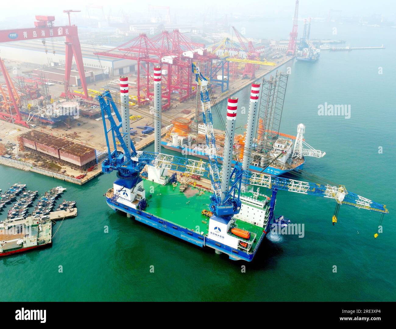 The 1,200-ton jack-up offshore wind power installation platform "Huaxia ...